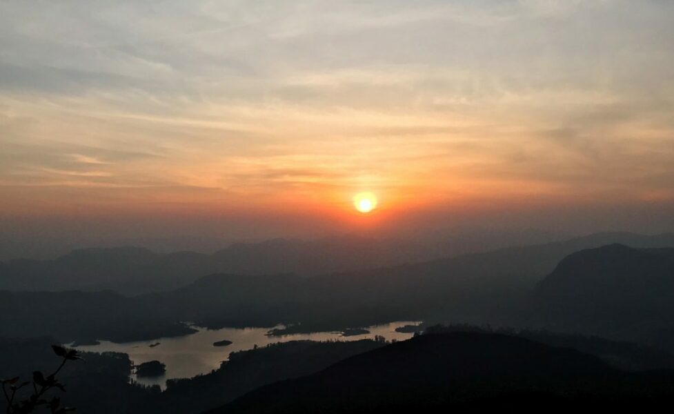 斯里蘭卡｜聖山亞當峰（Sri Pada）朝聖之旅：於日出晨光中敬仰神聖足跡
